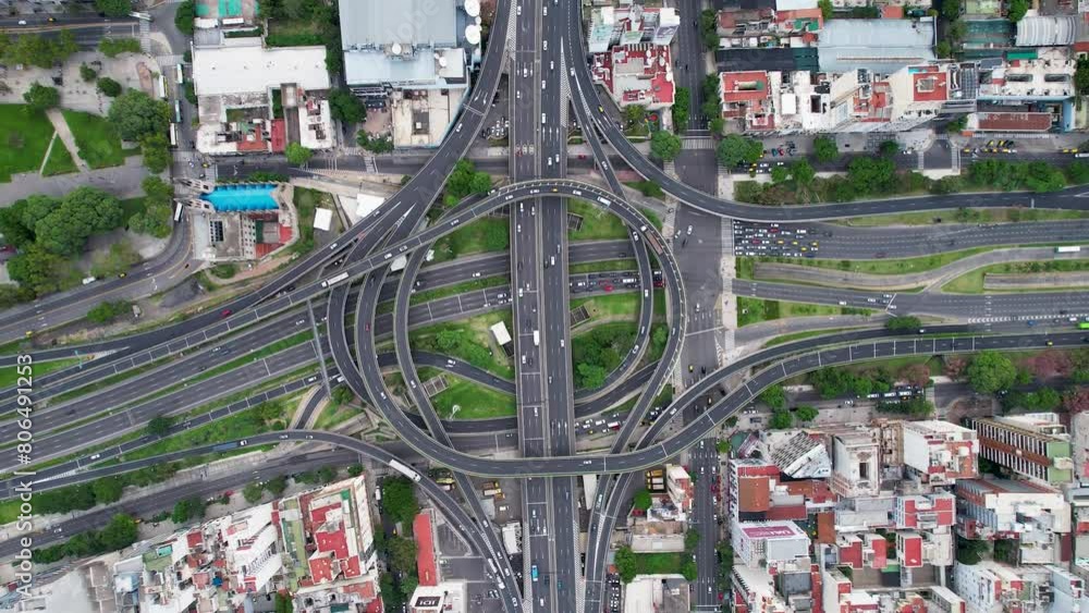 Cruce de autopistas visión cenital con dron girando. Autopista 25 de ...
