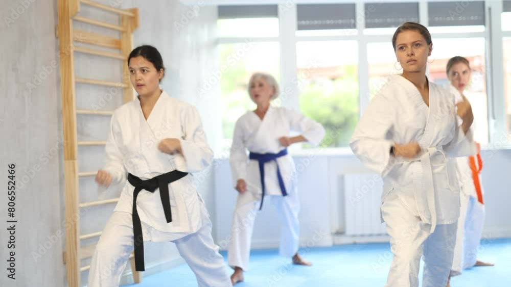 Vidéo Stock Female athletes have taken starting position and studying ...