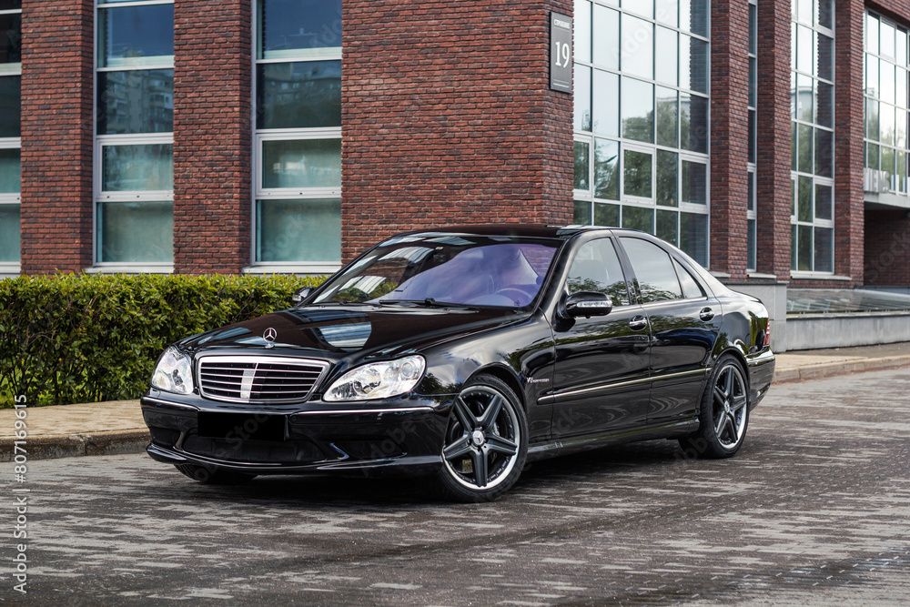 car in front of a building Mercedes-Benz S-Class W220 Amg logo detail ...