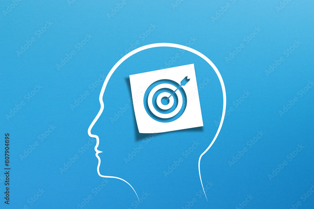 Brain of thinking about target and strategy. Target sign in note paper ...
