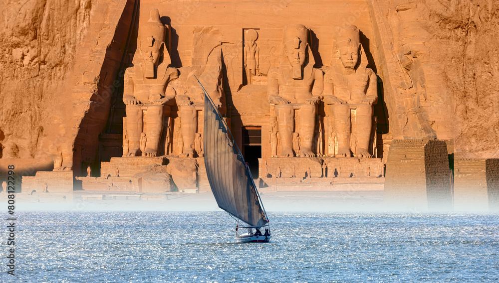 Foto de Beautiful Nile scenery with sailboat in the Nile on the way to ...