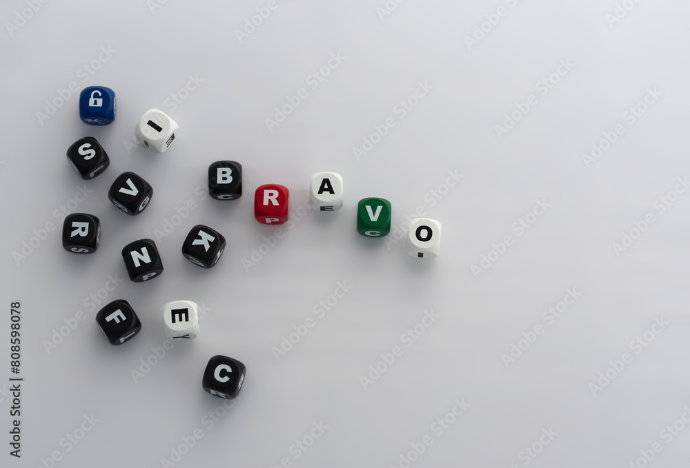 mot "bravo" écrit avec des cubes de lettre sur fond blanc Stock Photo ...