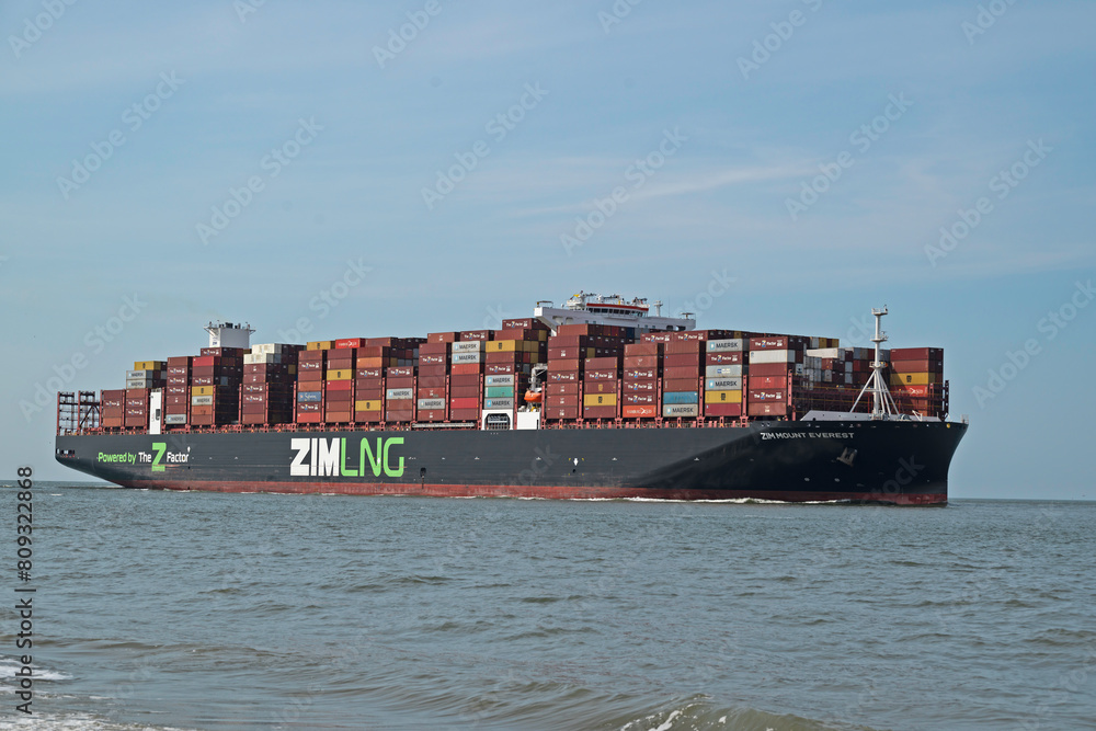 ZIM shipping container vessel Mount Everest sails into Charleston ...