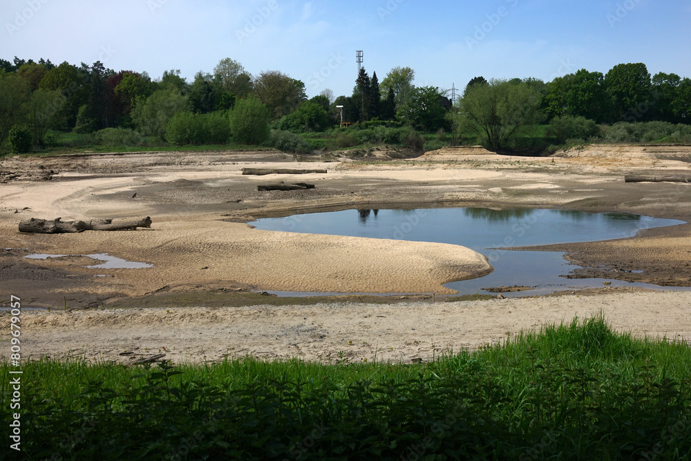 Zerklüftetes Ems Flußbett in Greven - Skulpturenweg an der Ems Stock ...