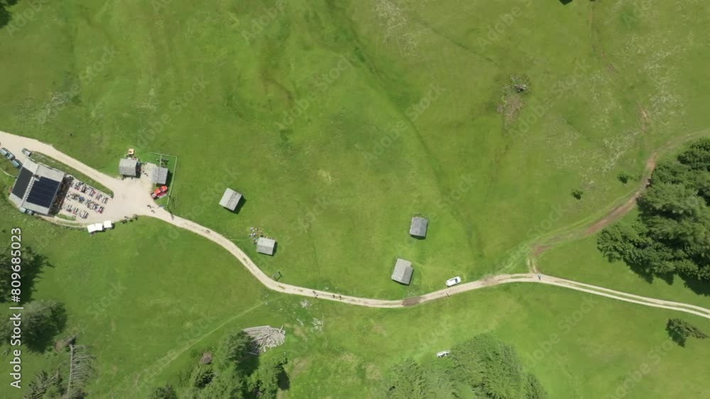 Vidéo Stock An aerial view captures the Utaia da Rit mountain hut near ...