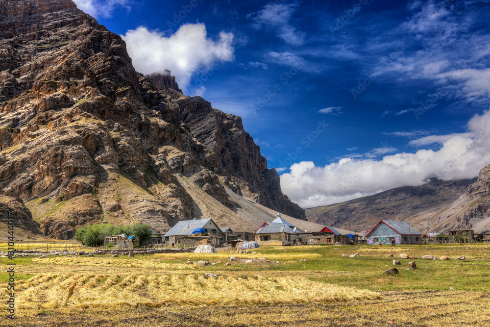 Foto de Kargil serves as the joint capital of Ladakh, an Indian ...