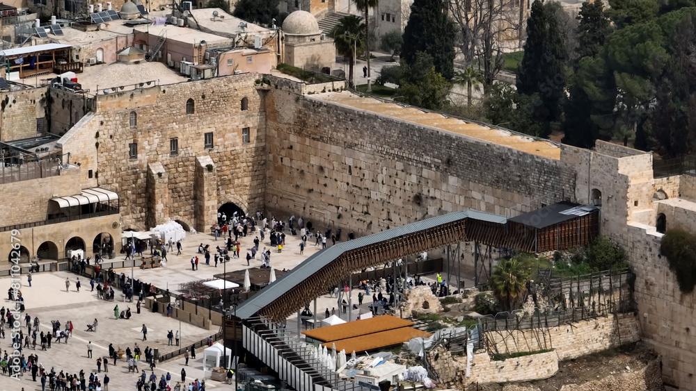 Foto de Paople praying at the Kotel western wall, Aerial view Jerusalem ...