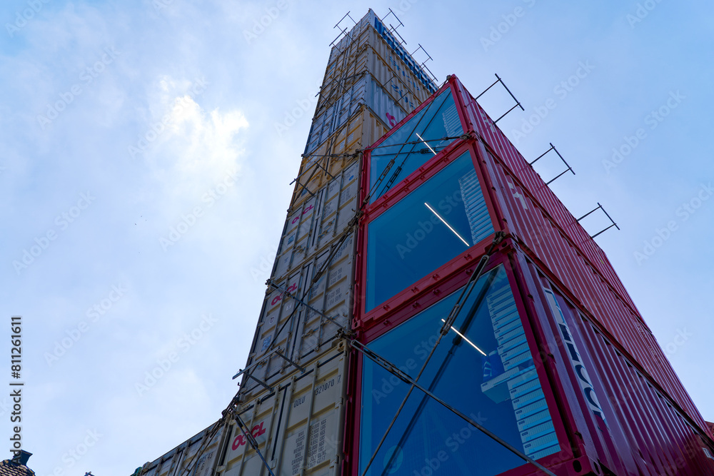 Foto de Looking up Freitag tower store built by shipping containers at ...