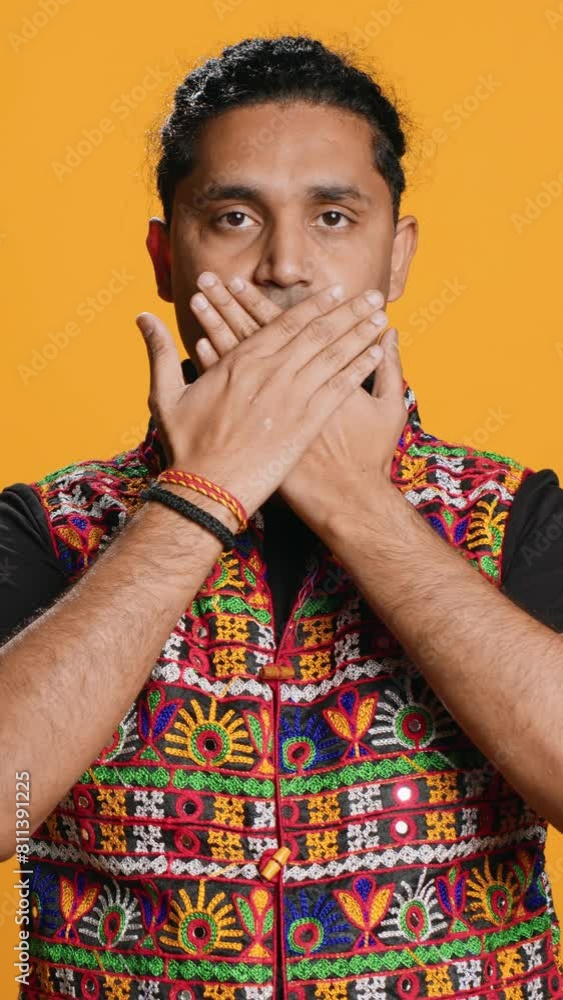 Vidéo Stock Vertical video Indian man covering eyes, ears and mouth ...