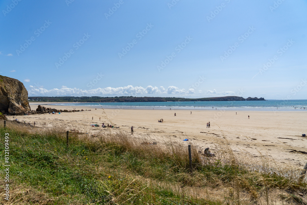 Une plage de la presqu'île de Crozon baignée de soleil lors d'une belle ...