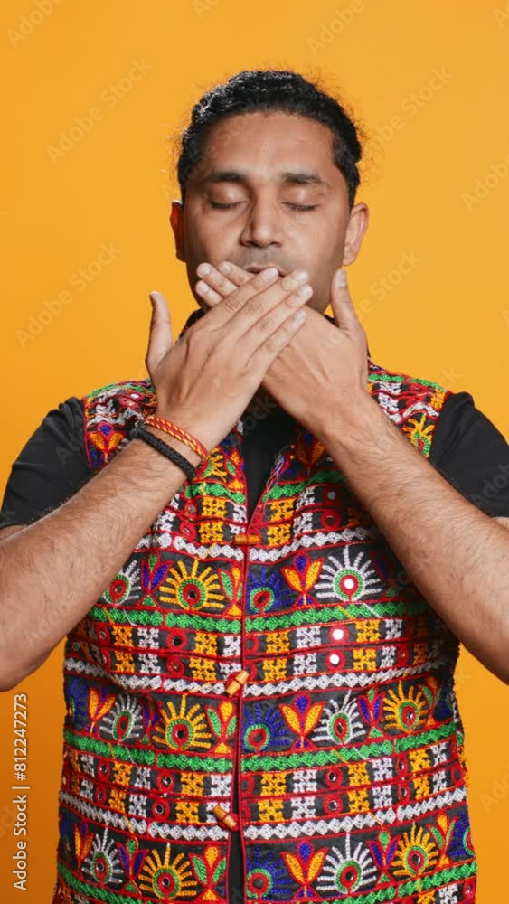 Vidéo Stock Vertical video Man wearing traditional indian clothing ...