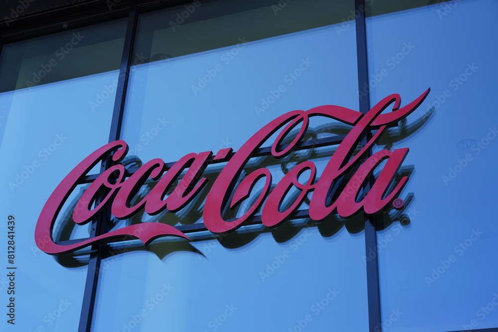 Logo von Coca-Cola an der Deutschlandzentrale von Coca-Cola Europacific ...