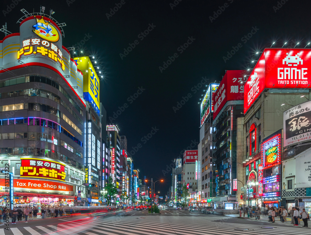 Foto de tokyo, japan - apr 28 2024: Tourists at Kabukicho pedestrian ...