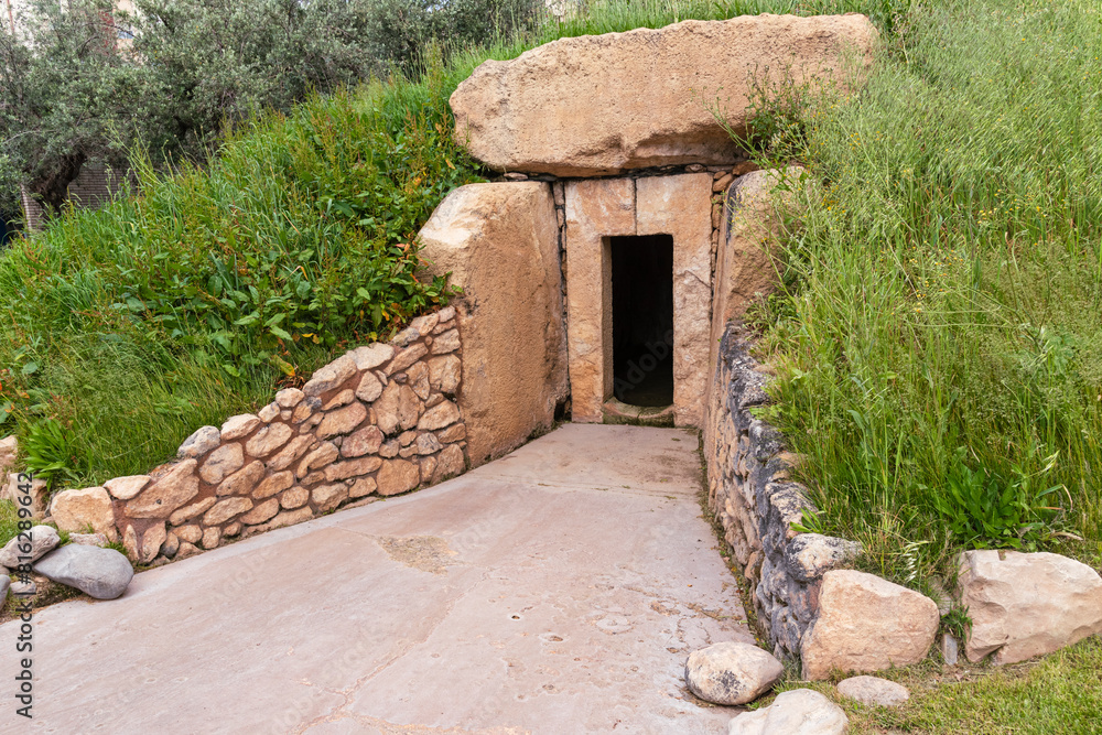 Reconstrucción de un dolmen del neolítico, monumento funerario ...