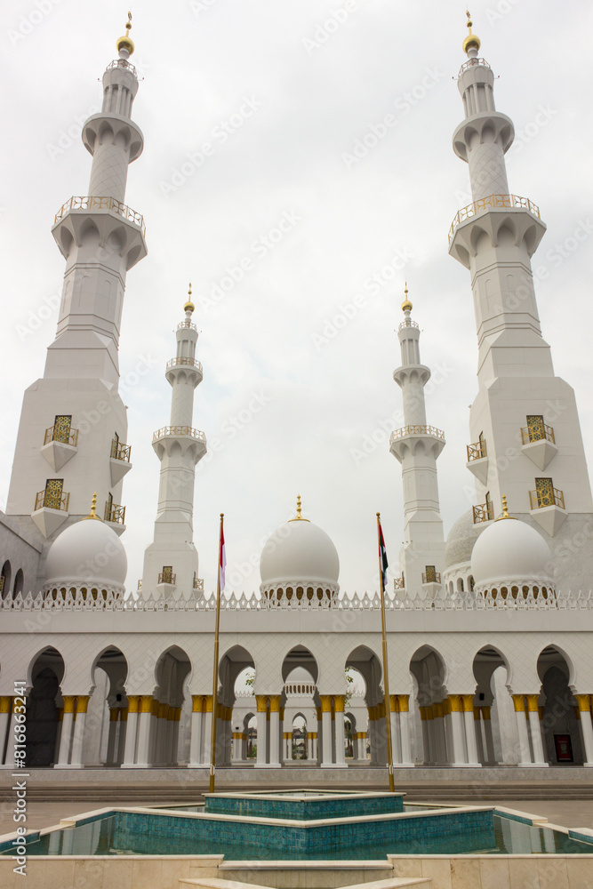 Sheikh Zayed Mosque, a mosque with great architecture, Pilgrims and ...
