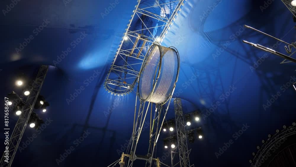 Vidéo Stock A huge rotating wheel of death for acrobats to perform ...
