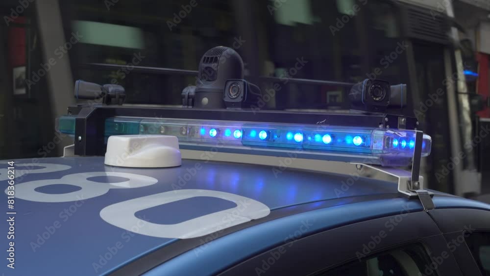 Sirena de policía con cámaras de seguridad en la ciudad un día soleado ...