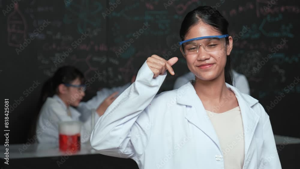 Vidéo Stock high school girl looking at camera while people doing ...