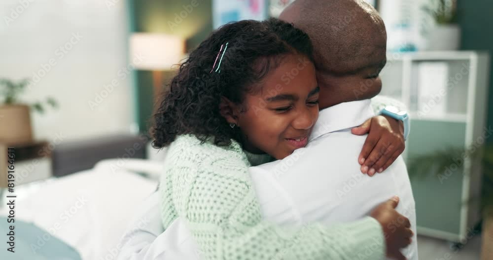 Vidéo Stock Family, doctor and father hug child for relationship ...