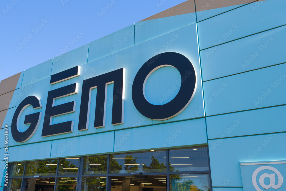 Gemo text sign and brand logo of store shoes facade French group ...