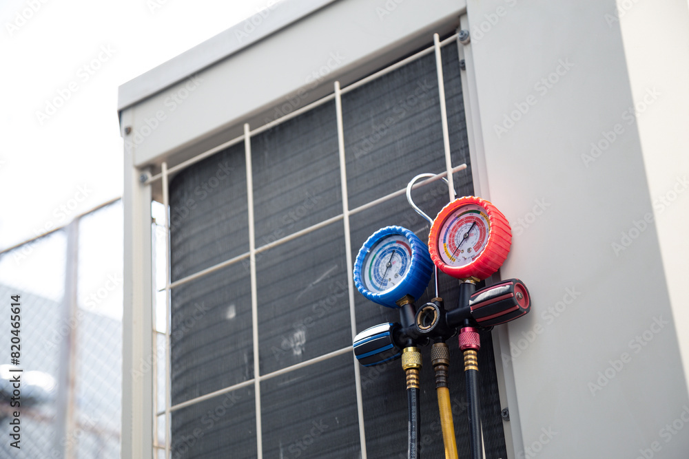 Air conditioning service,HVAC Using a gauge to check the refrigerant in ...
