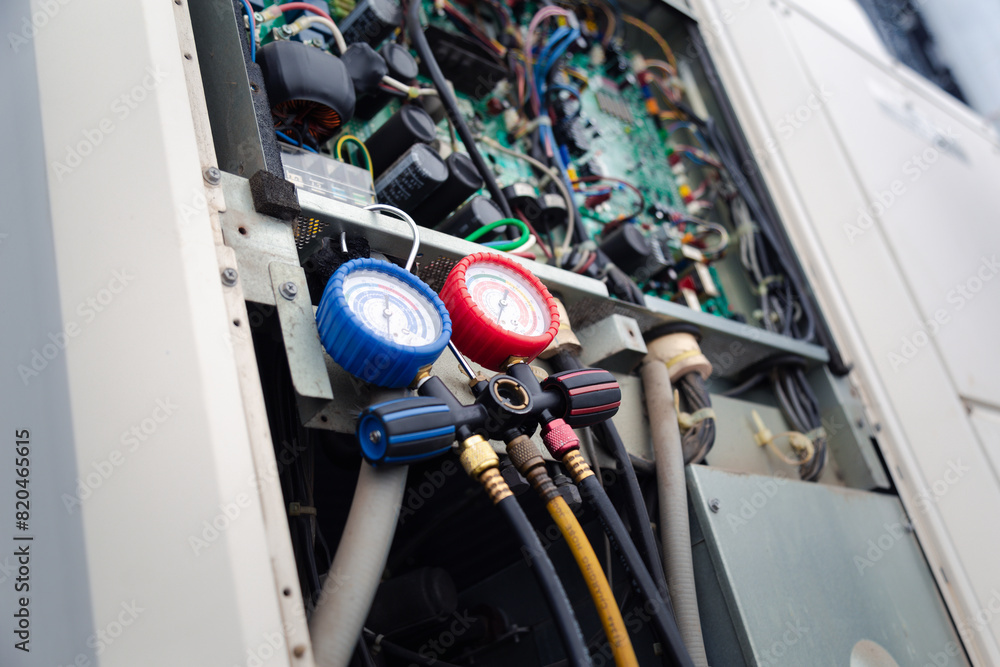 Air conditioning service,HVAC Using a gauge to check the refrigerant in ...