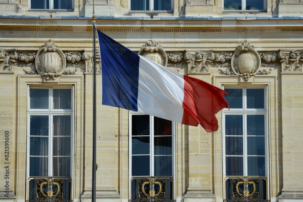 Drapeau tricolore français devant un bâtiment officiel à Paris ...