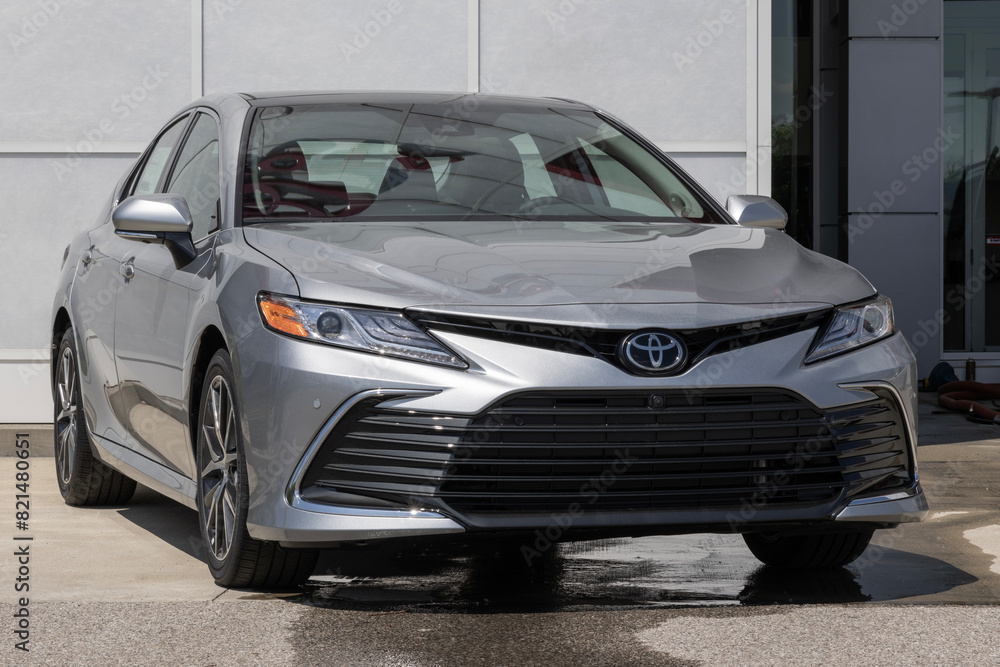 Foto de Toyota Camry XLE display at a dealership. Toyota offers the ...