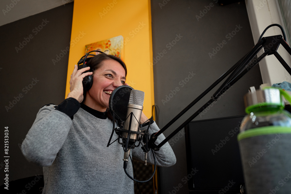 Mujer locutora trabajando divertida, en radio fm con auriculares y ...