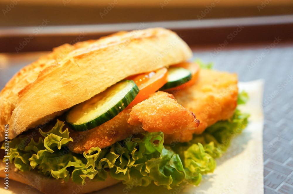 駅のホームで購入したチキンと野菜が挟まれたサンドイッチ Stock Photo | Adobe Stock