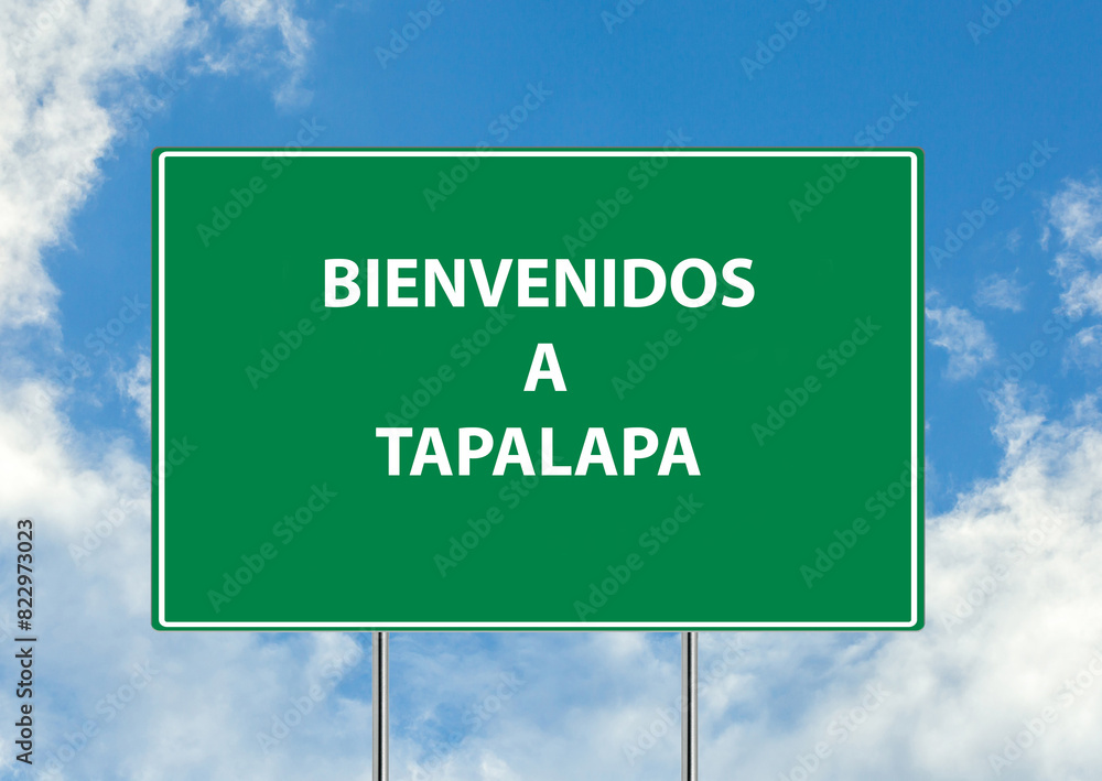 Siguiente salida Bienvenidos a tapalapa una señal verde sobre fondo de ...