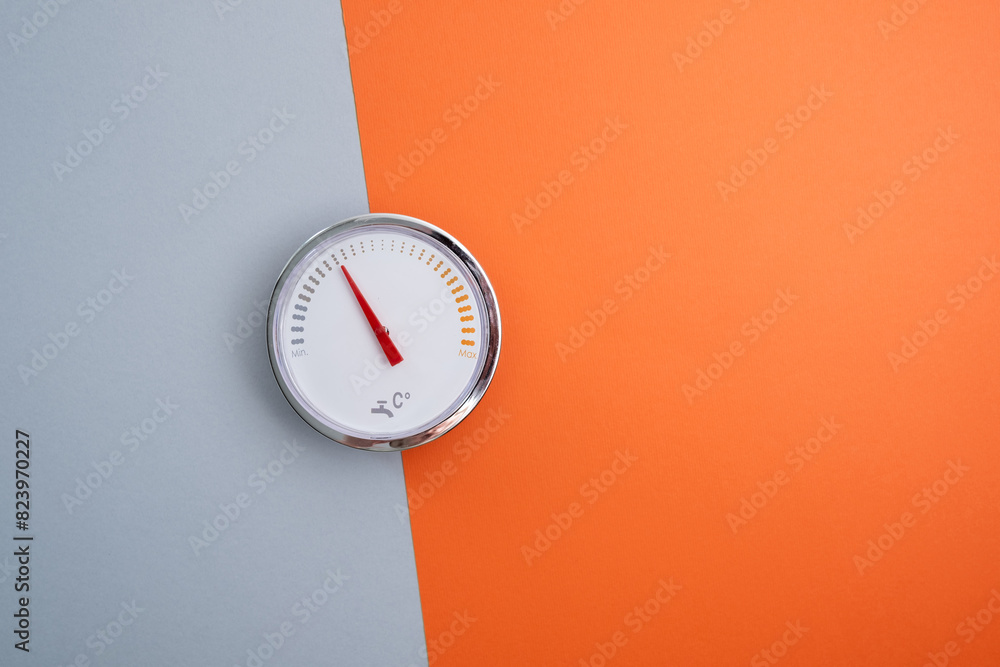 All temperature sensors indicate the temperature of the hot water pipe ...