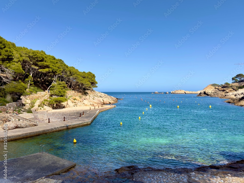 Blick von der Bucht Cala Aiguafreda aufs Meer, türkisfarbenem Wasser ...