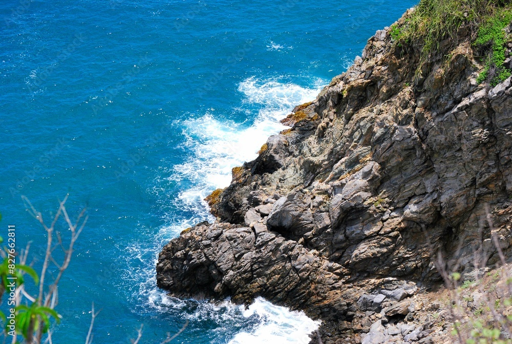 Las costas algunas de suaves arenas,otras con arrecifes con fuertes ...