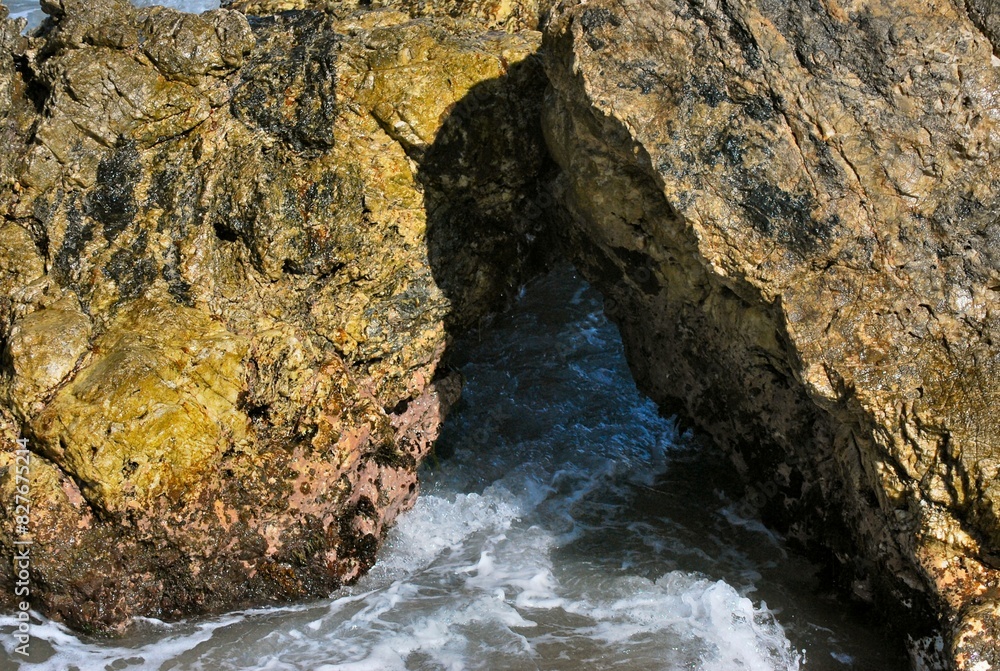 Las costas algunas de suaves arenas,otras con arrecifes con fuertes ...