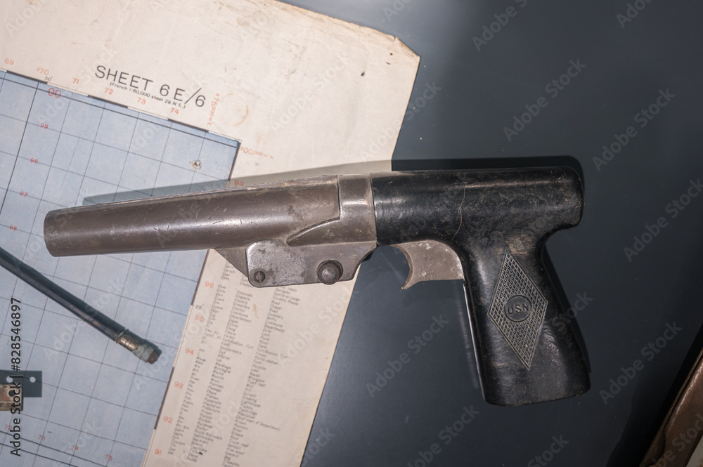 old USN Mark 5 1944 flare gun (USN United States Navy) from World War ...