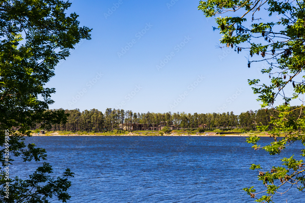 Base de loisirs et musée du Canal du Midi à l’horizon depuis l’autre ...