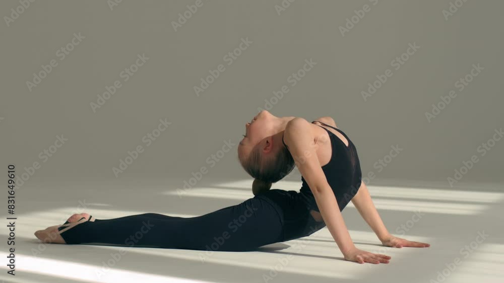 Vidéo Stock Young female flexible sport little girl child kid daughter ...