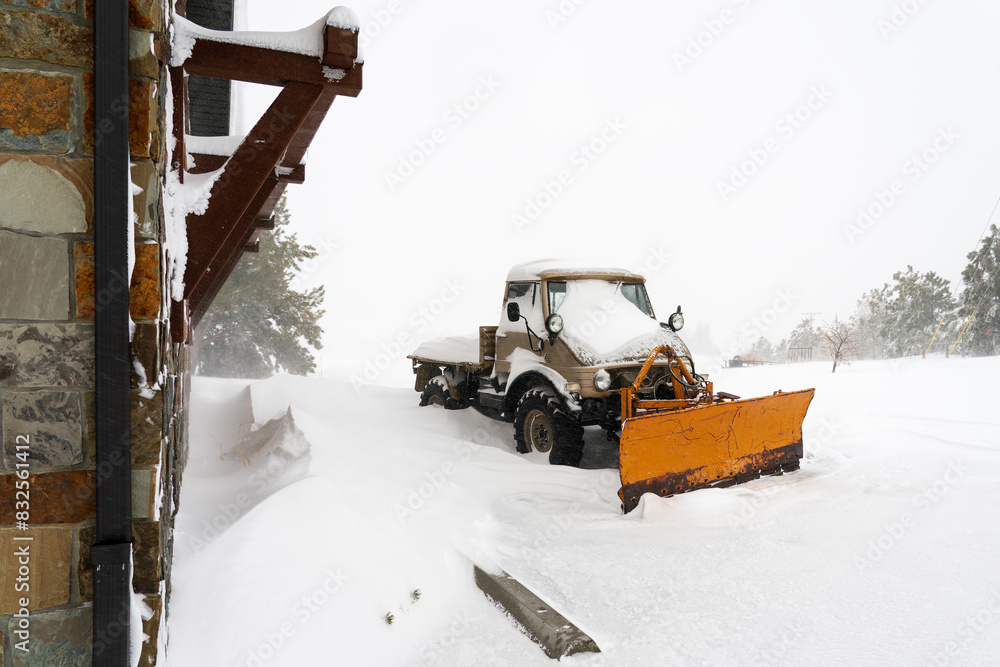 Snowstorm in Cheyenne Wyoming with unimog plow covered in snow Stock ...