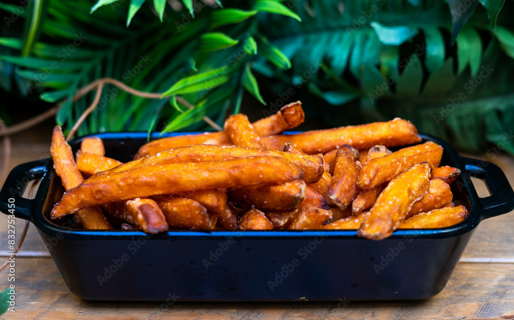 Racion de patatas o boniatos fritos para acompañar un menu Stock Photo ...