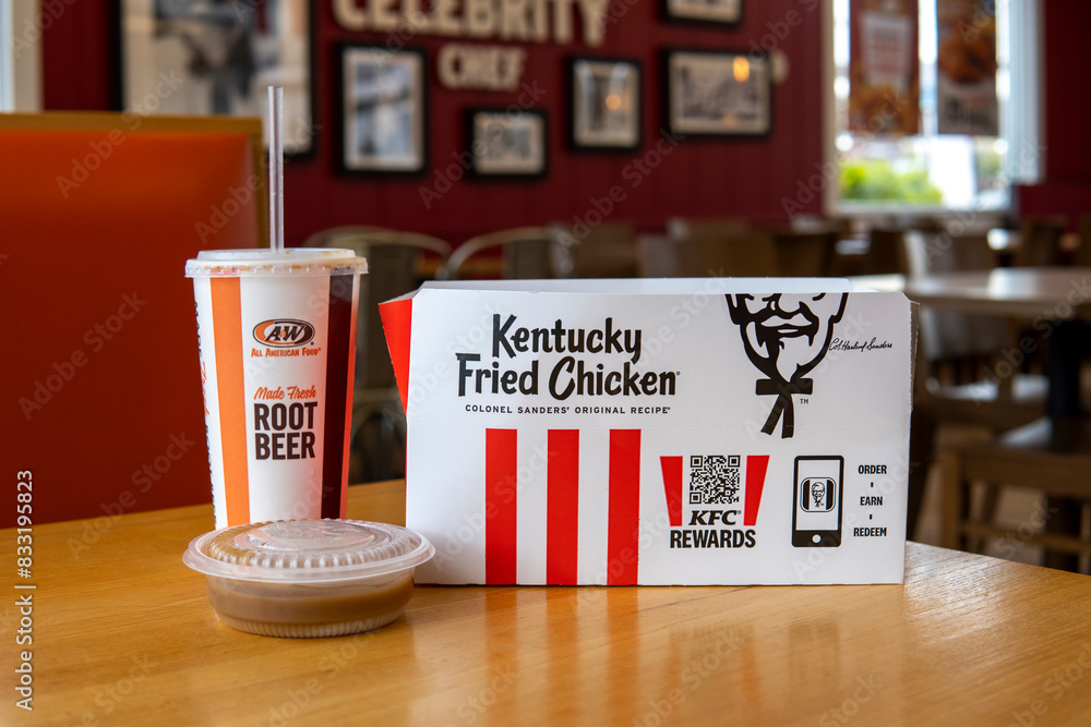 Foto de Everett, WA, USA - 25 May 2024. Kentucky Fried Chicken box with ...
