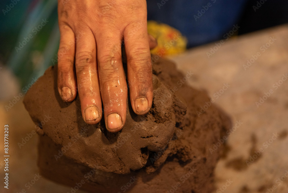 Artesano mostrando el proceso de creación de una artesanía hecha en ...