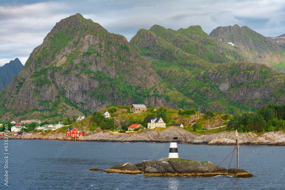 Foto de Beautiful view of a village Moskenes on Moskenesøya island ...