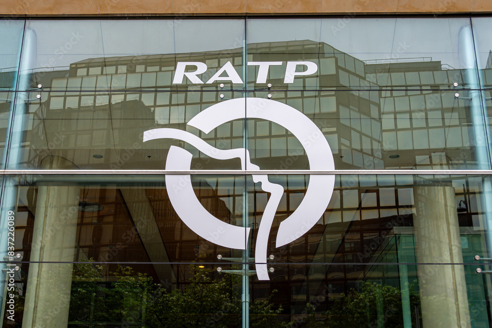 Paris, France - 2 juin 2024: Enseigne sur le siège social de la RATP ...