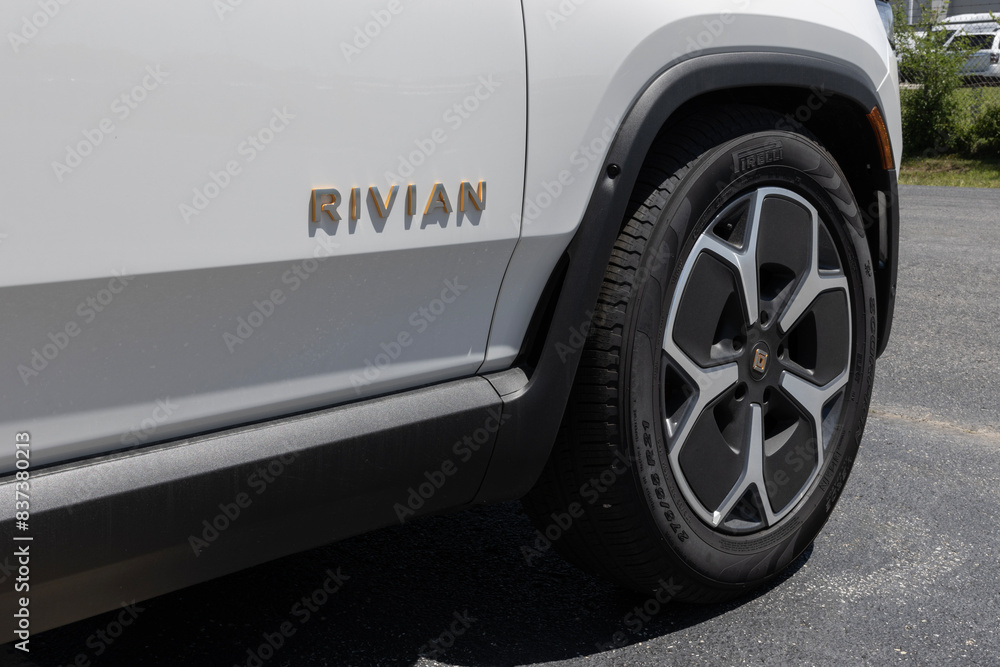 Foto de Rivian R1S SUV display. Rivian offers the R1S in Adventure ...