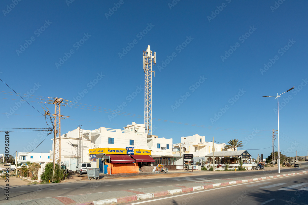 Foto de view to main street in Djerba on the way to Houmet Souk with ...