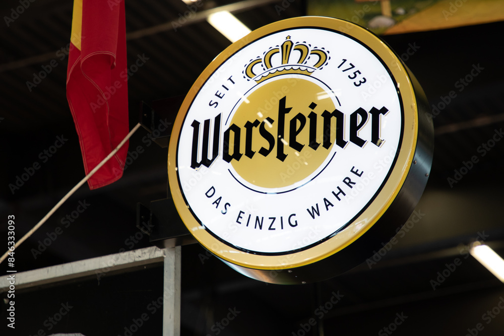 Foto de warsteiner premium beer sign logo and brand text on facade ...