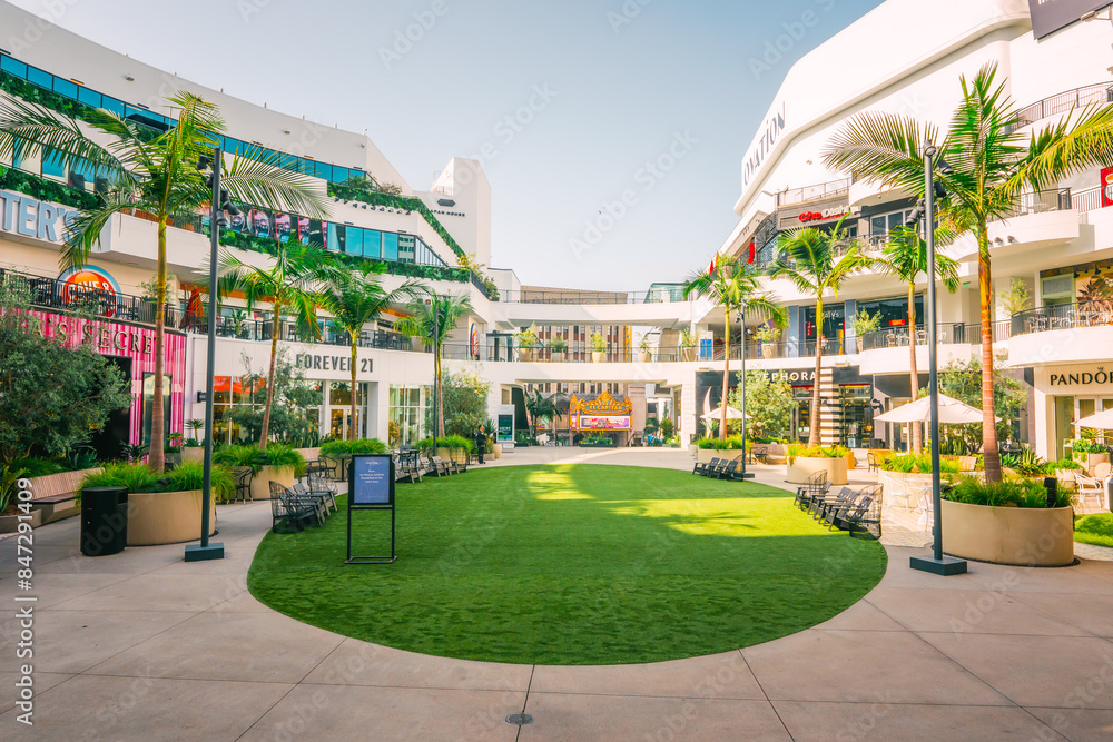 Foto de Ovation, Hollywood Boulevard is the best shopping, dining ...