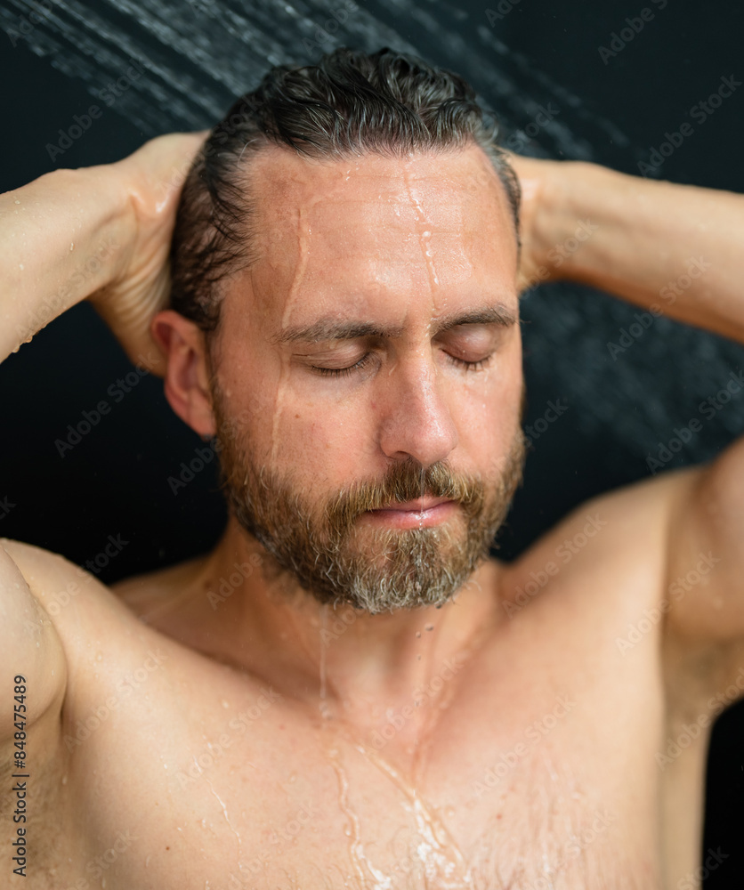 Foto de Man washing hair in bath. Guy bathing shower head in bathtub ...