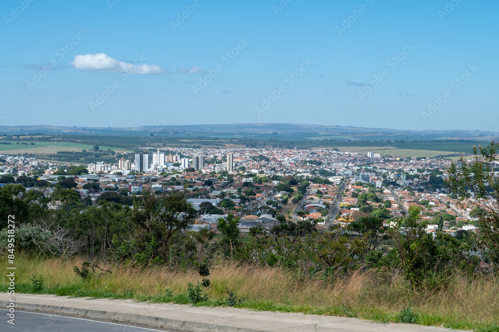 Cidade de Patrocinio, Minas Gerais, vista a distancia a partir do morro ...